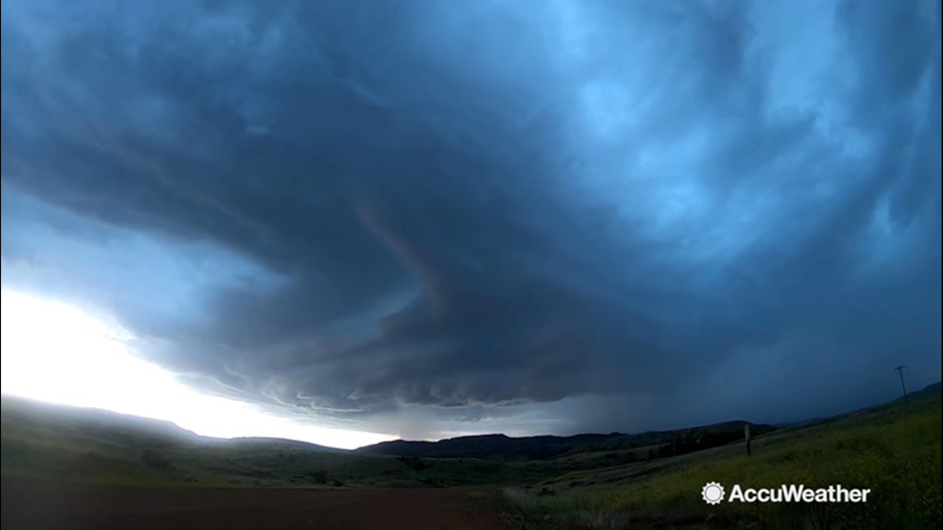 Stunning triangle mothership supercell captured in Montana ...