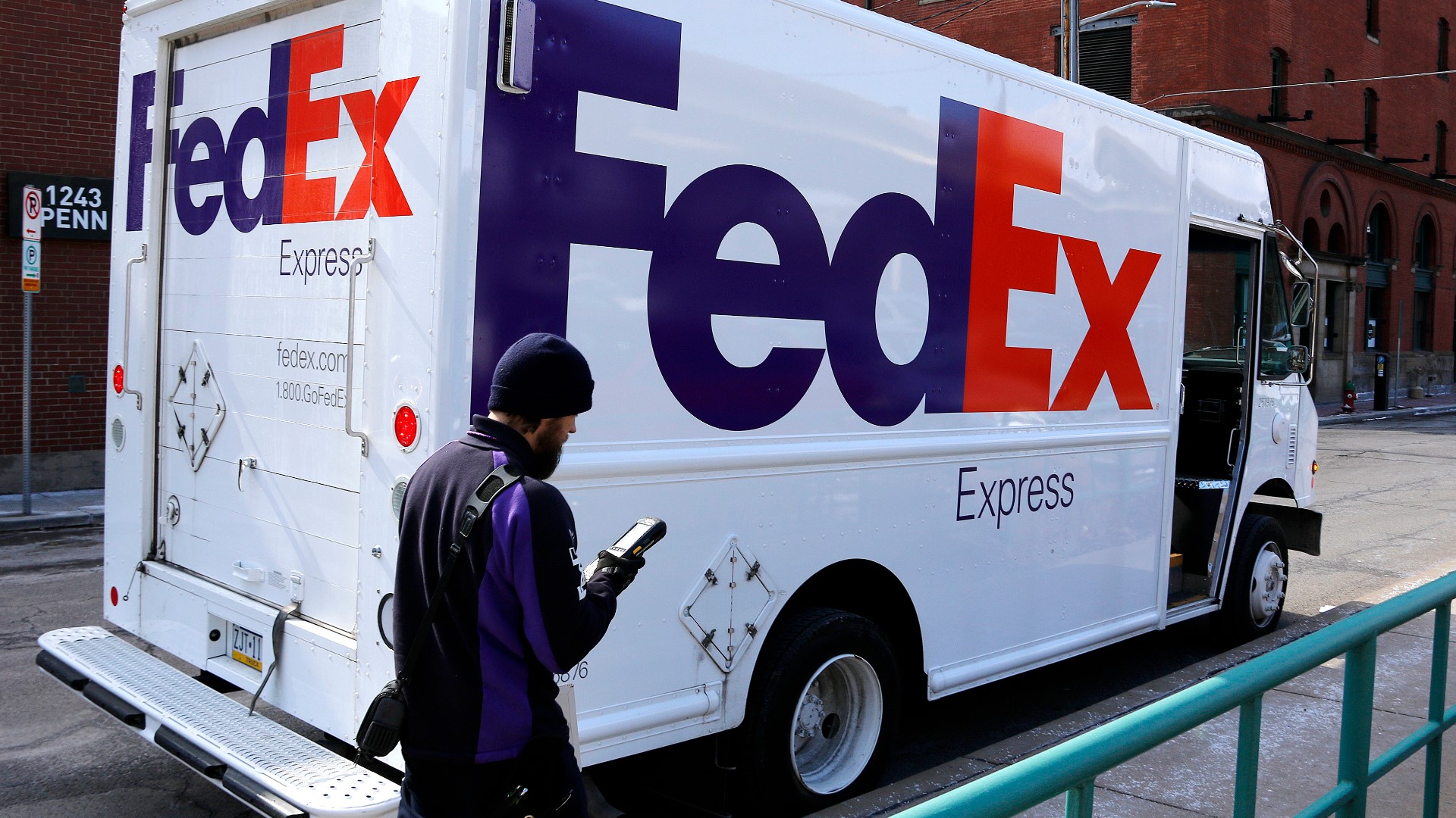 FedEx plans to deliver 7 days a week to satisfy online shoppers ...