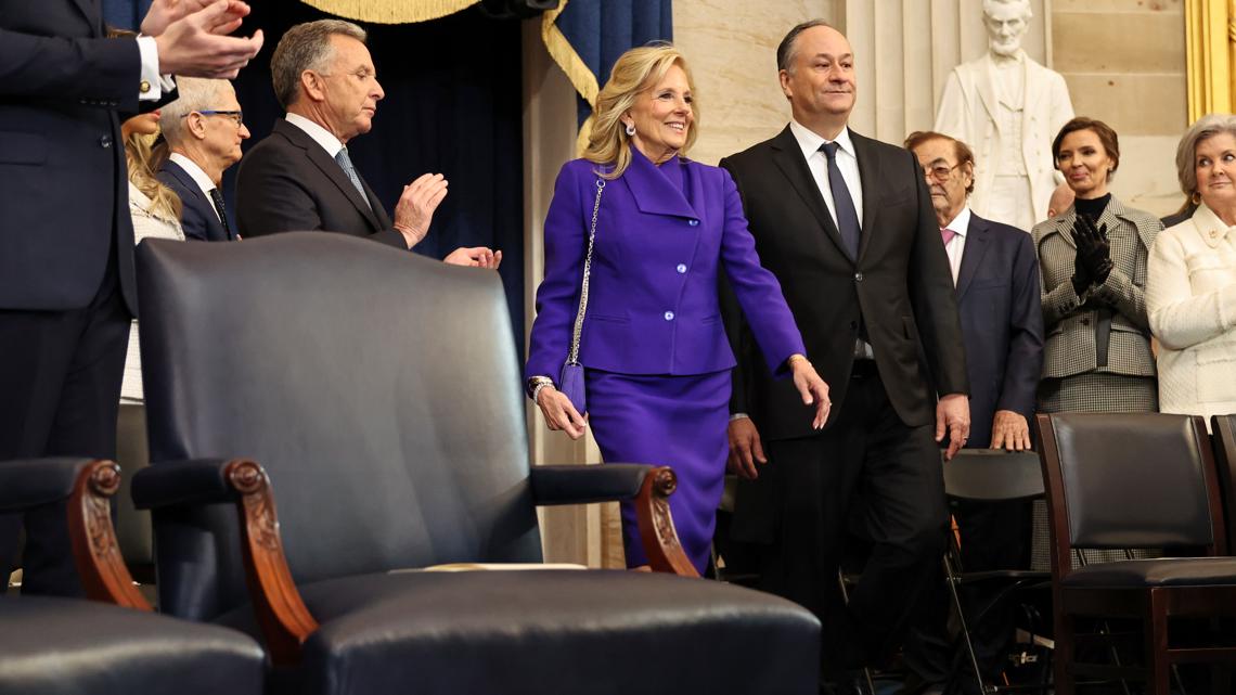 Melania Trump's wide-brimmed hat steals fashion spotlight on ...