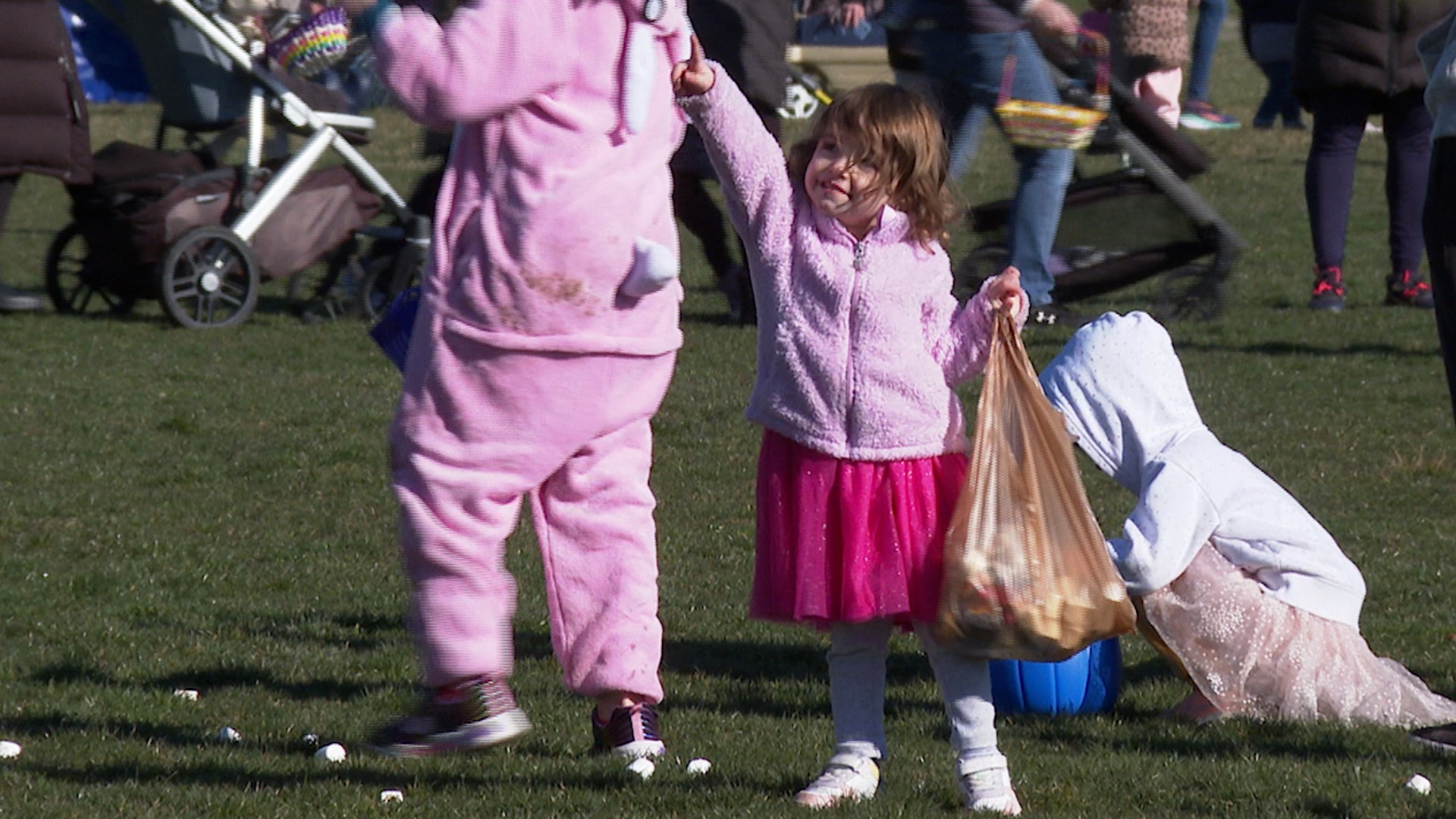 Helicopter drops thousands of marshmallows for kids in Michigan ...