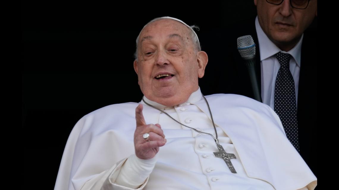 Pope Francis makes first public appearance, heads home to Vatican ...