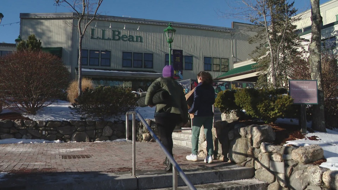 Freeport shops see holiday shopping rush continue after Christmas ...