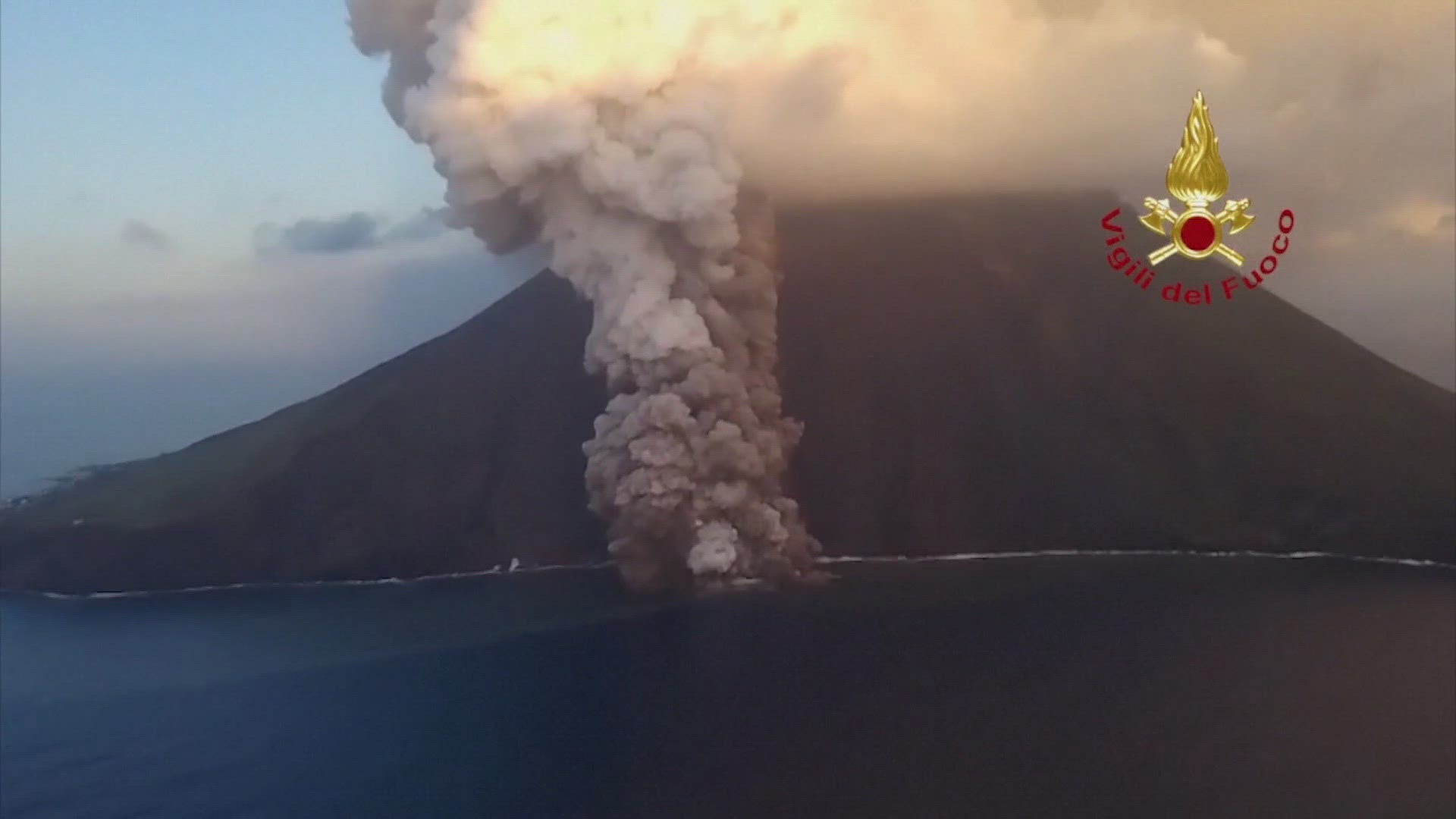 Volcano spews cloud of ash from Stromboli Island in Italy ...