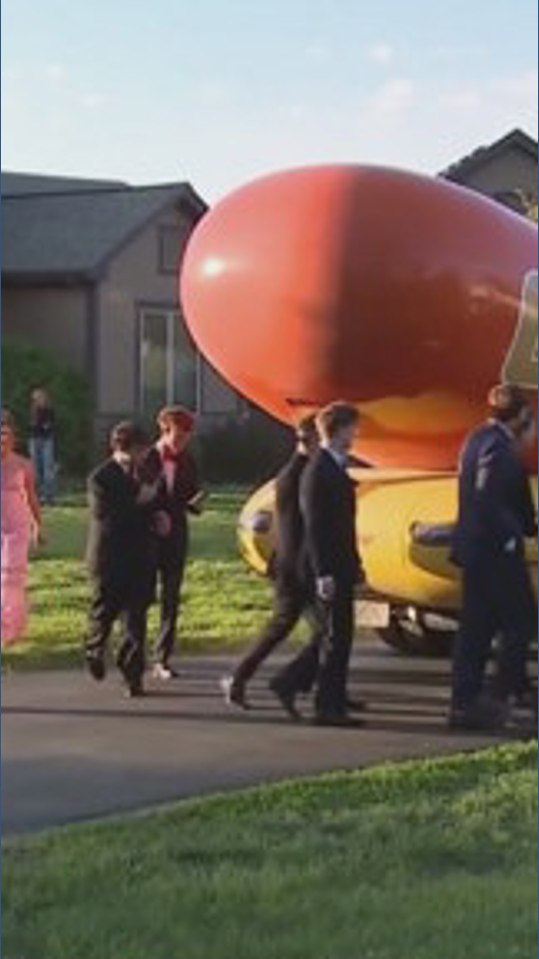 Kansas teens take Oscar Mayer Wienermobile to prom | newscentermaine.com
