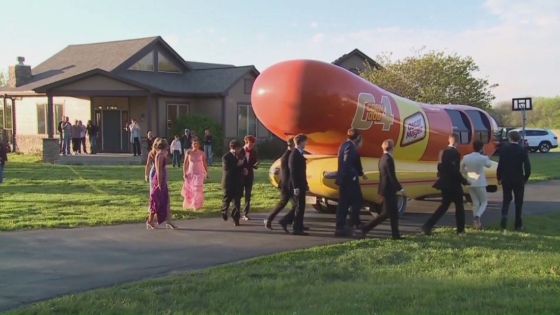 Kansas teens take Oscar Mayer Wienermobile to prom | newscentermaine.com