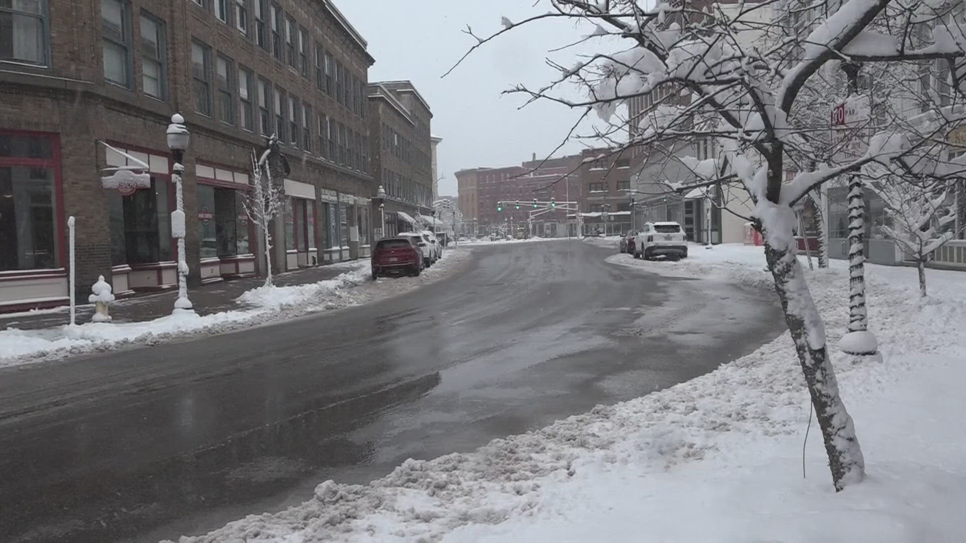 STORM CENTER: Bangor 'like a snow globe' at noon as big flakes of snow ...