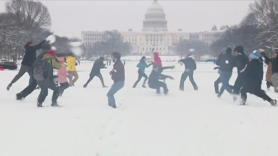 Snowball fight in D.C. to enjoy the first snowball | newscentermaine.com