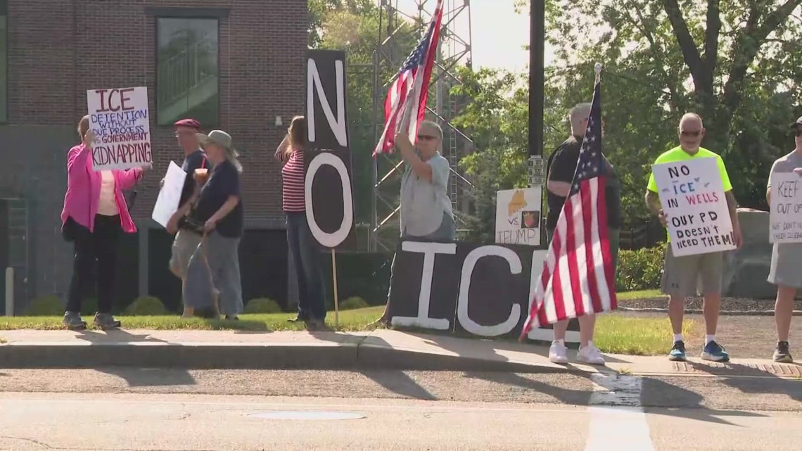 Crowd gathers in Wells to protest for rights of immigrants in Maine ...