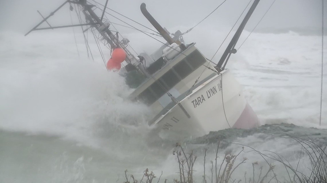 Trawler that crashed on rocks off of Maine coast during weekend storm ...