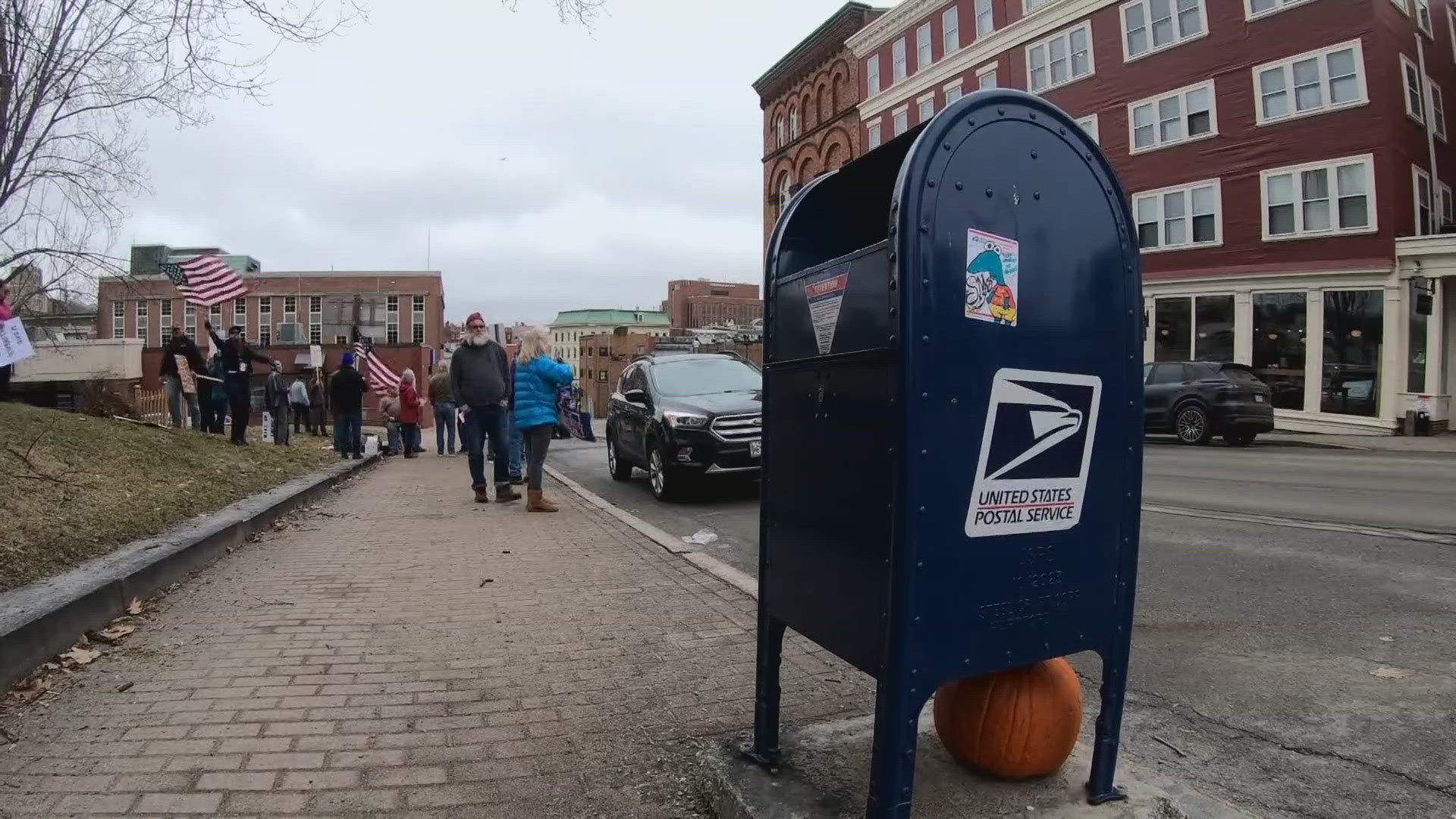 Maine postal workers protest possible USPS privatization ...