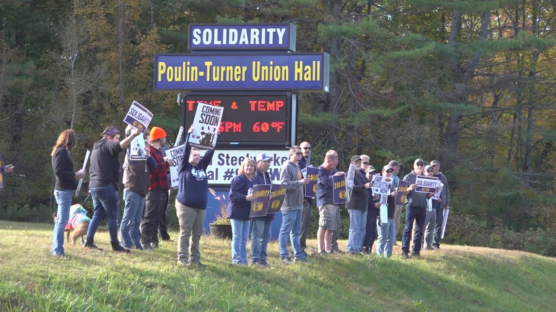 Union paper mill workers rally during contract negotiations ...