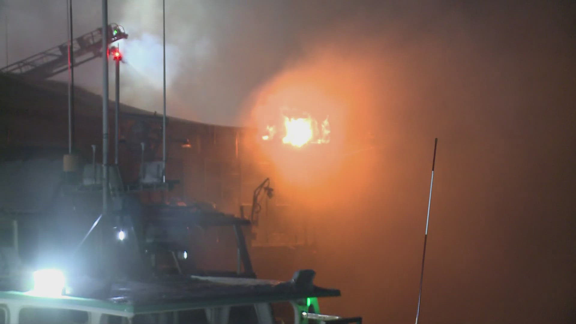 Massive fire on Portland Pier appears to die down, heavy smoke still ...
