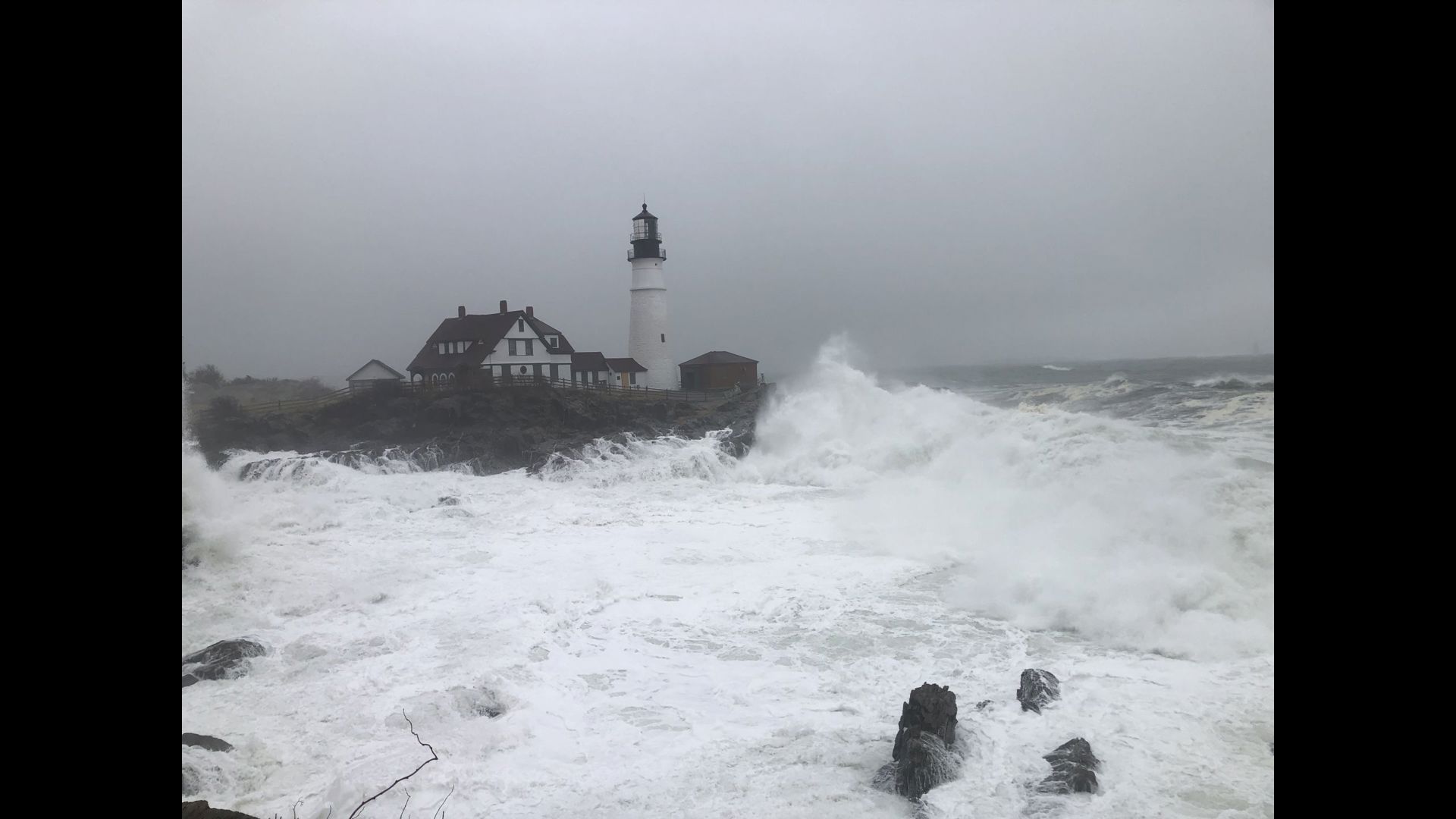 Big waves, flooding, and snow during powerful storm on Sunday ...