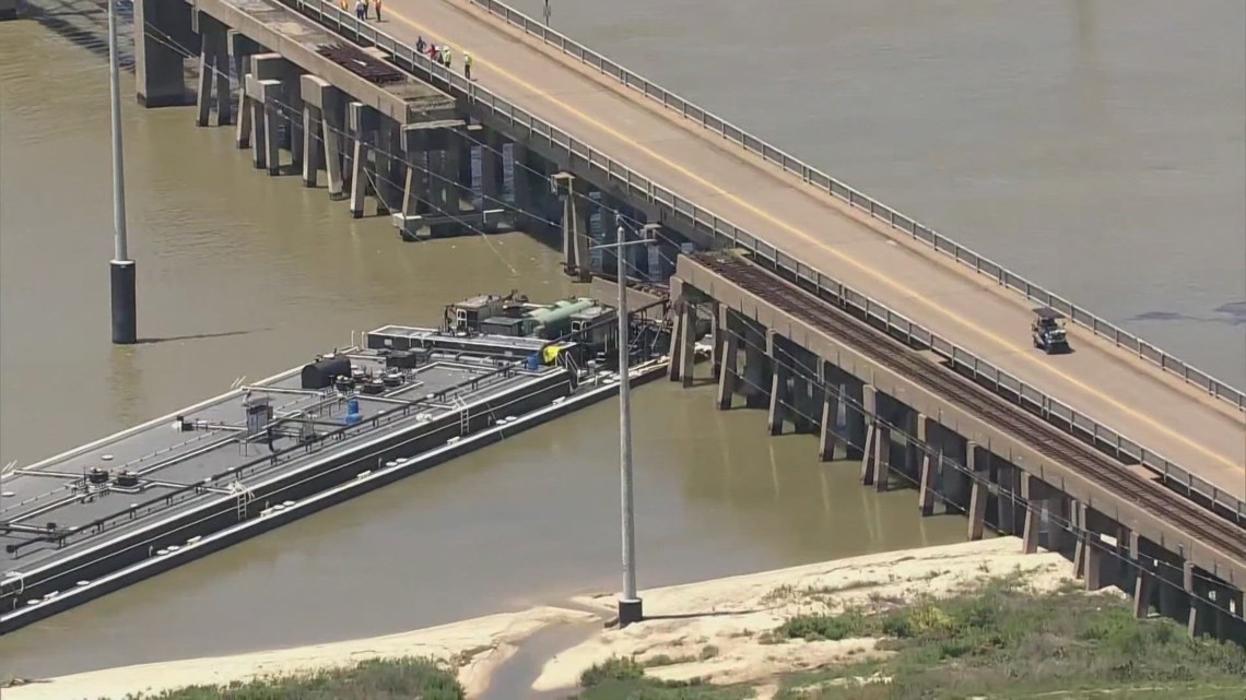 Barge hits bridge in Texas, spilling oil and partial collapse ...