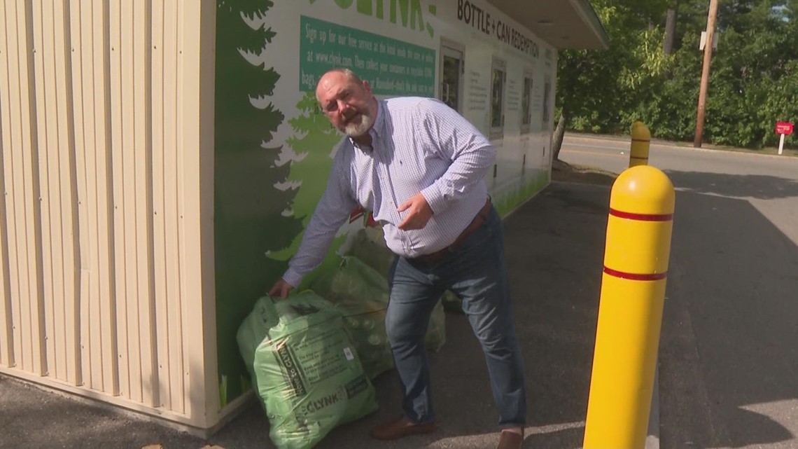 Director of brand delivery for CLYNK shows best way to pack CLYNK bags ...