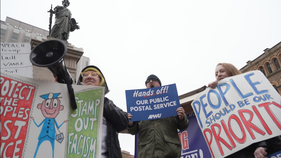 Maine postal workers protest possible USPS privatization ...