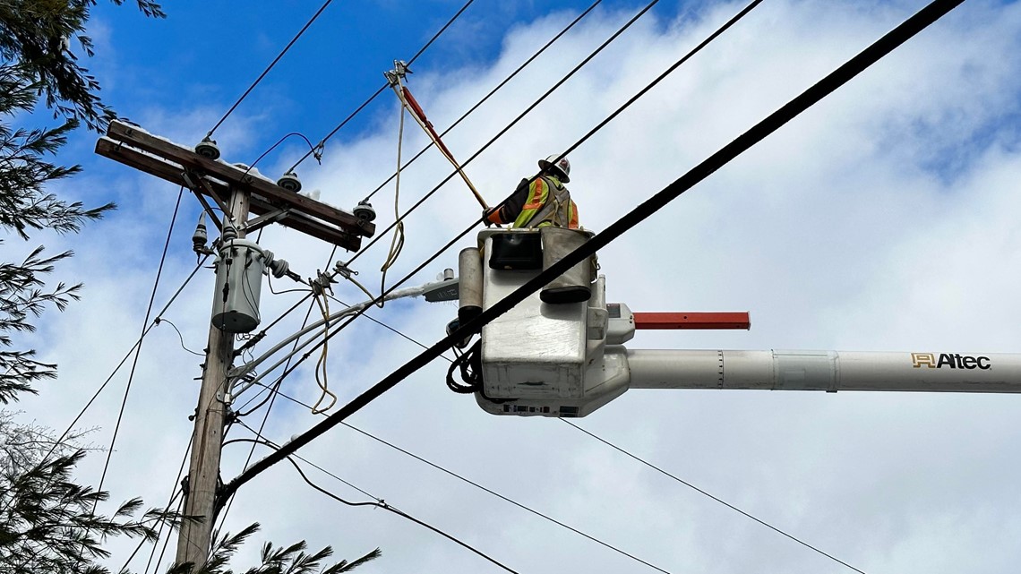 CMP crews trying to restore power before next storm arrives | newscentermaine.com