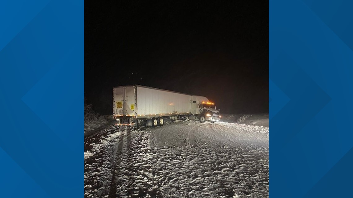 Tractor-trailer blocks I-95 northbound lanes near Etna exit ...