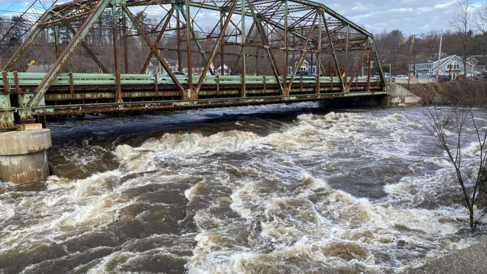 Outages surge across Maine as high winds pummel the state Monday ...