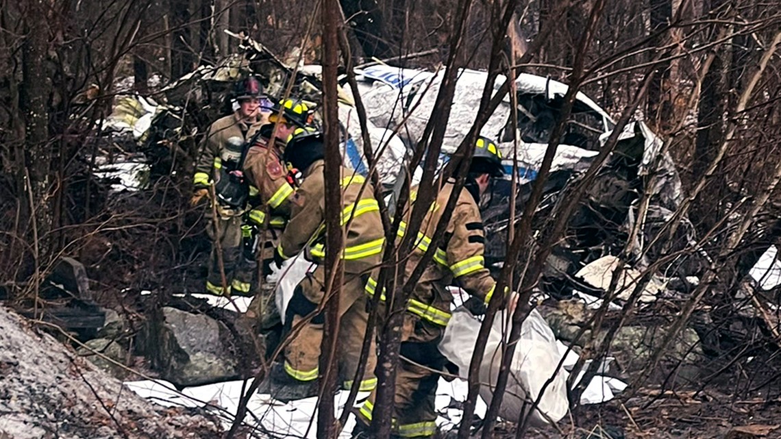 Londonderry, New Hampshire plane crash leaves pilot injured ...