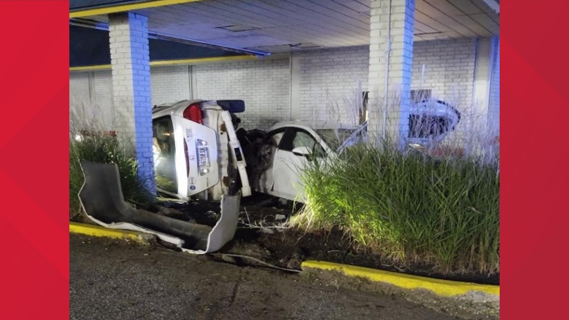 Several injured in multivehicle crash at Burger King drive-thru in ...