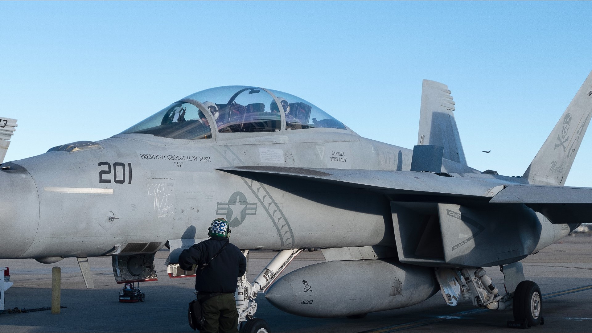 21-aircraft missing man formation to fly over President Bush's funeral ...