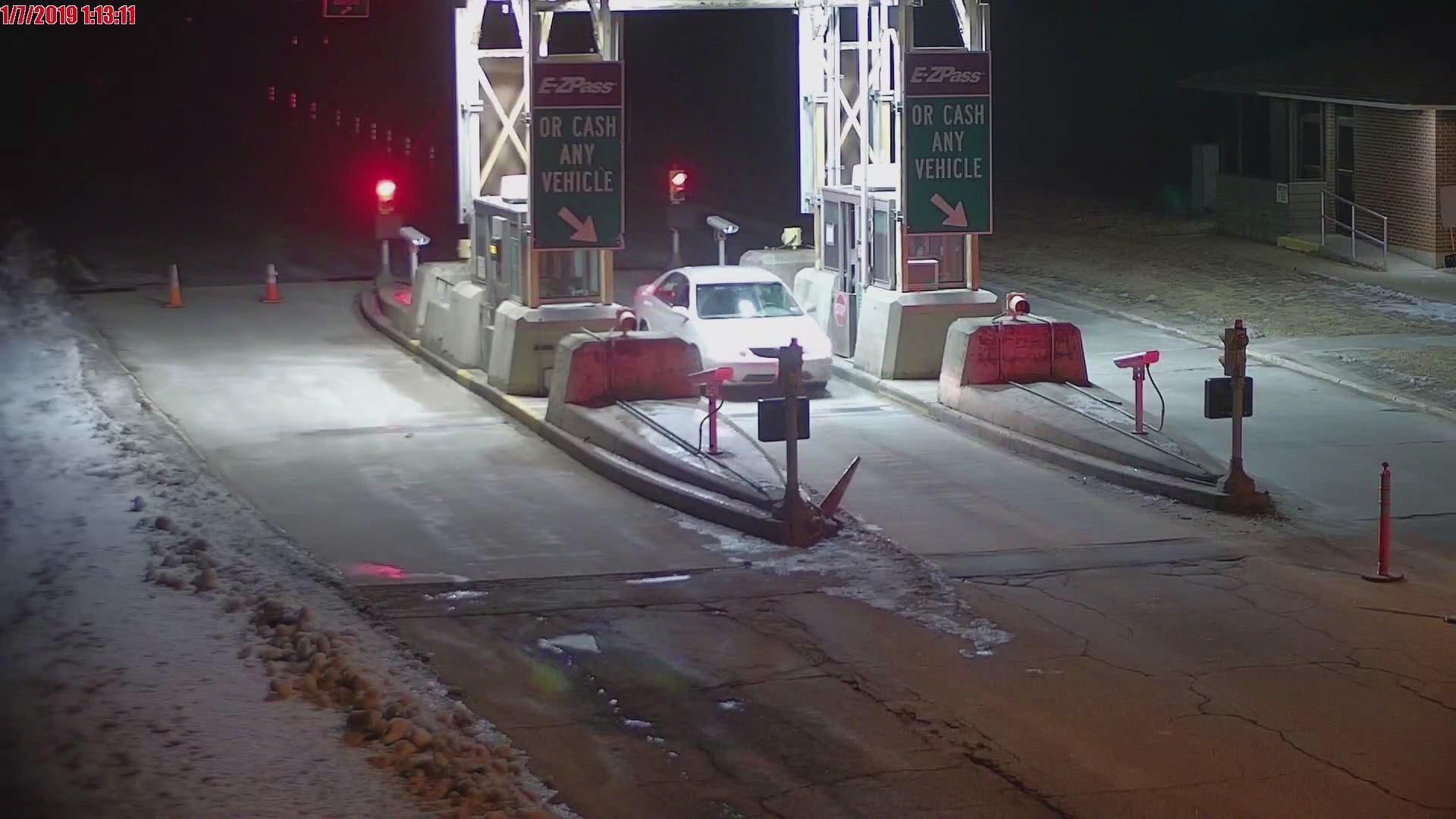 Man robs N.H. toll booth at knifepoint, gets away with coins ...