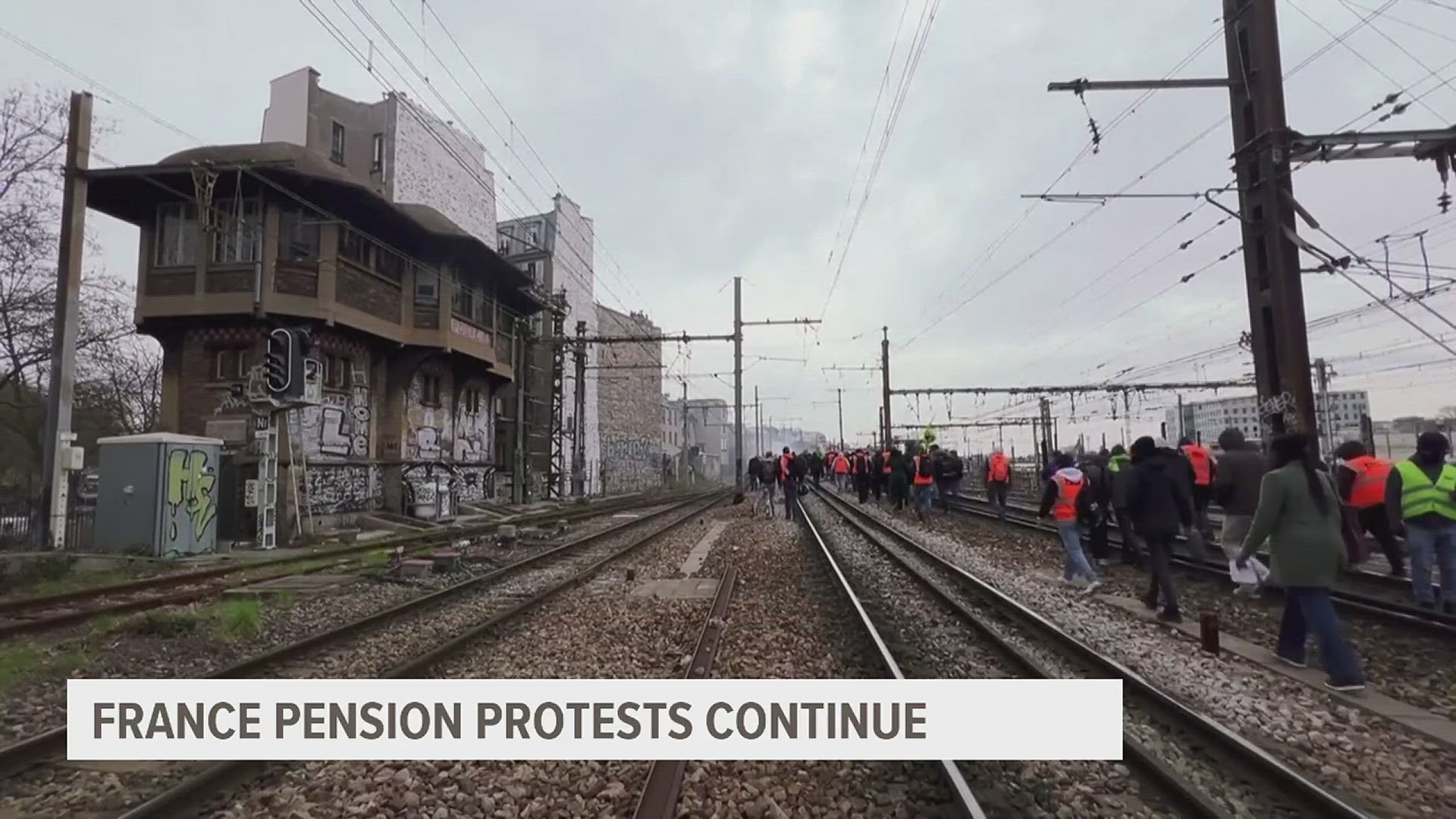 Paris trash strike ends, protests continue with lower numbers ...
