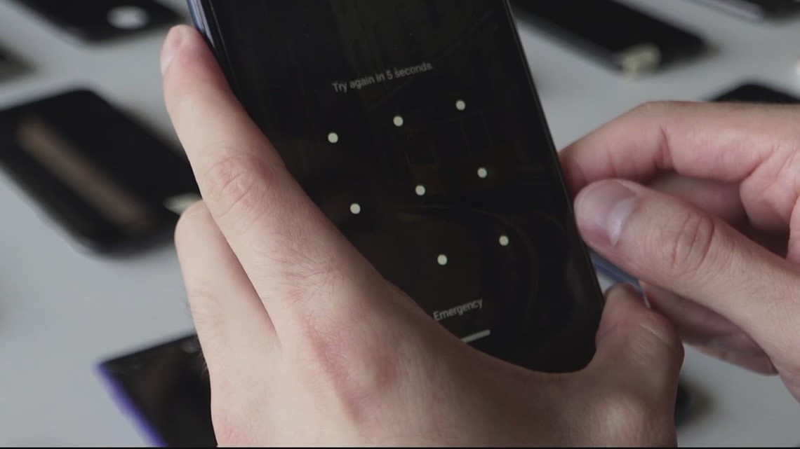 Police auction cell phones could lead to identity thefts ...